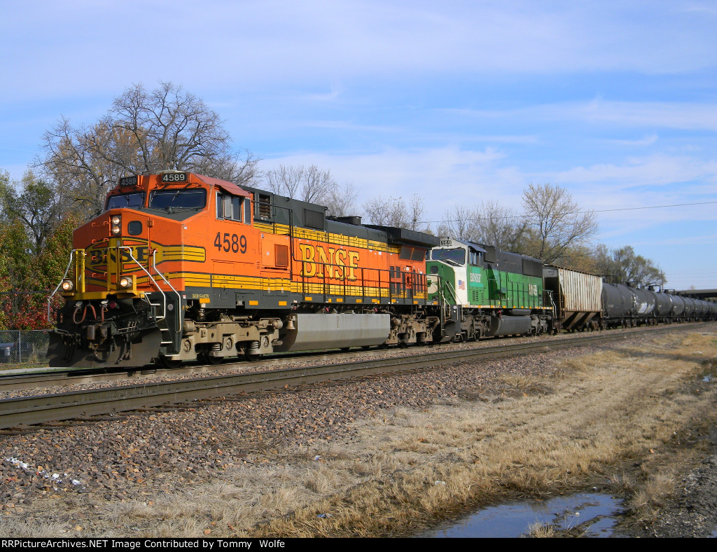 BNSF 4589 Leads a Southbound